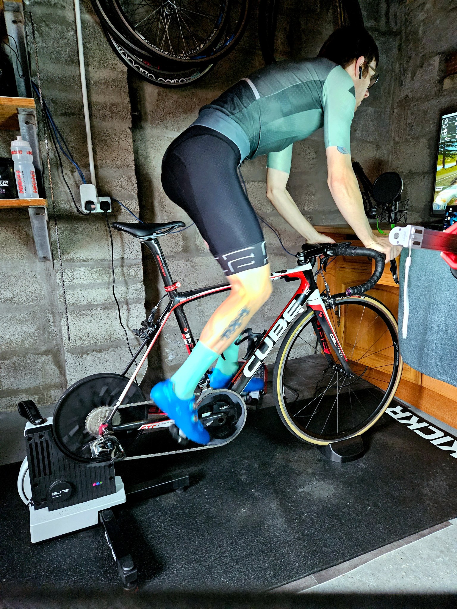 Elite Cyclist Dean Cunningham - The Zommunique'